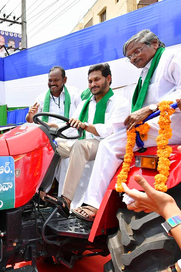YSR Yantra Seva: AP CM YS Jagan Launches YSR Yantra Seva Pathakam Photos - Sakshi